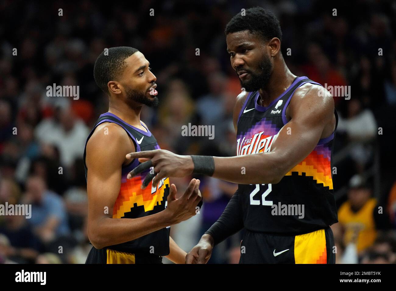 Phoenix Suns center Deandre Ayton (22) and Phoenix Suns forward Mikal ...
