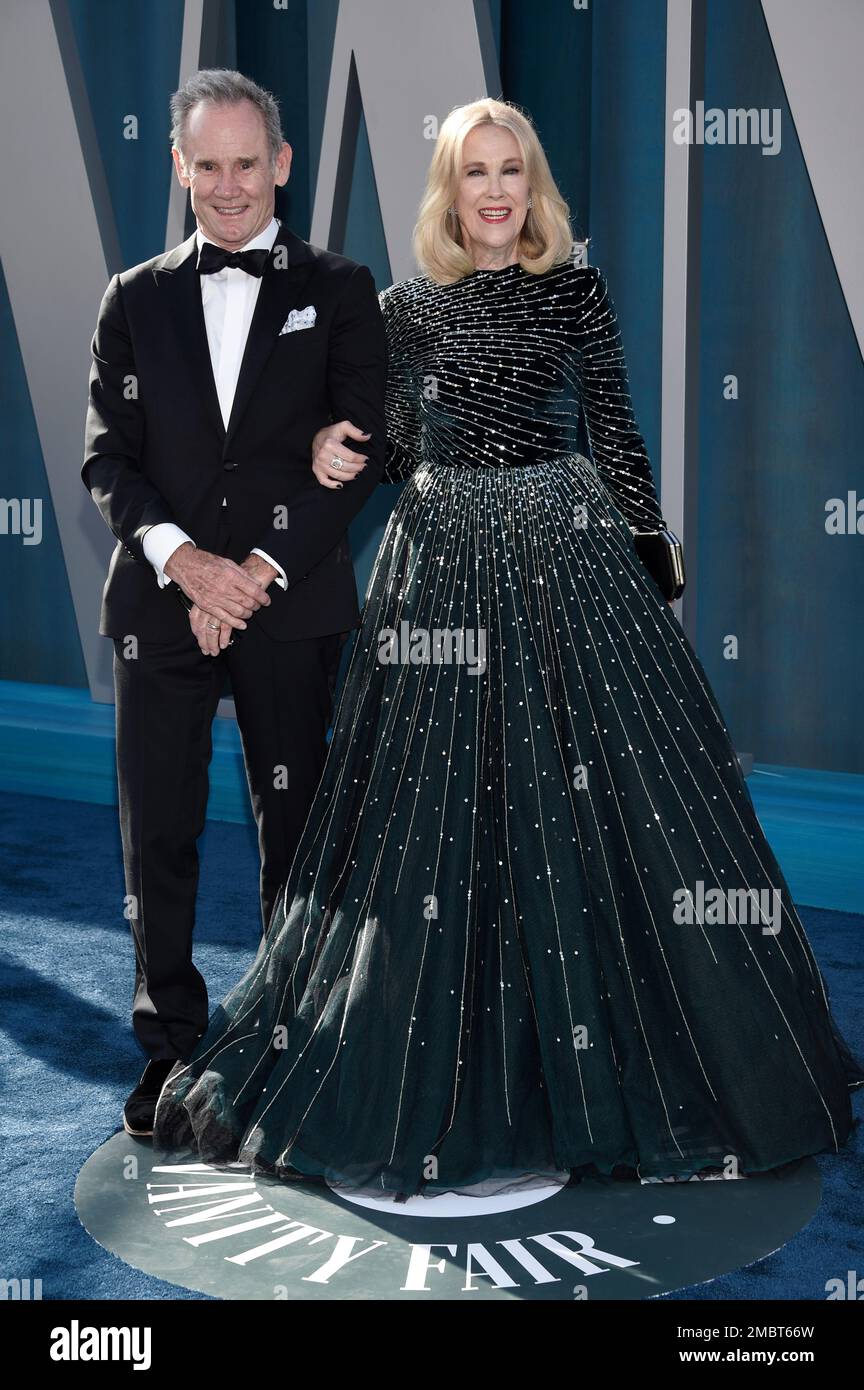 Bo Welch, left, and Catherine O'Hara arrive at the Vanity Fair Oscar ...