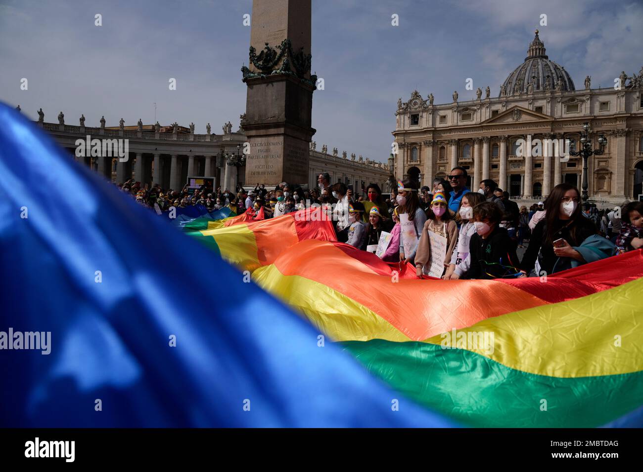 Faithful hod a huge rainbow peace flag during Pope Francis' angelus ...