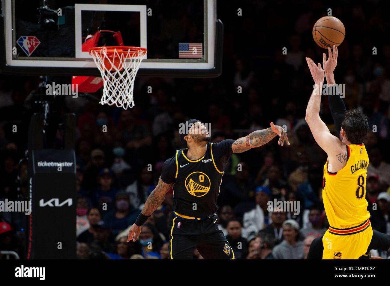 Atlanta Hawks forward Danilo Gallinari (8) shoots over Golden State Warriors guard Gary Payton ...