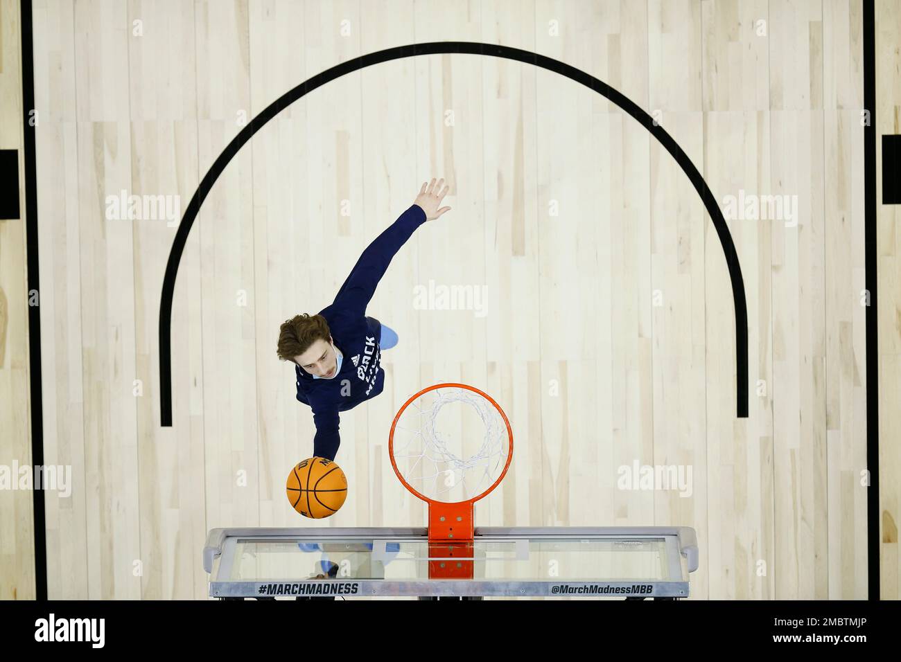 Saint Peter's Doug Edert warms up before a college basketball game in ...