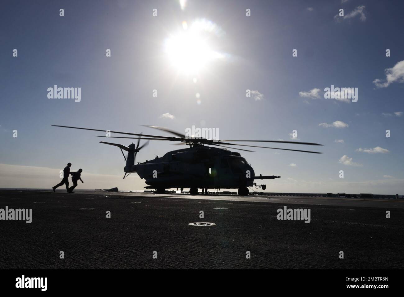 U.S. Marines assigned to Marine Heavy Helicopter Squadron 462, Marine ...