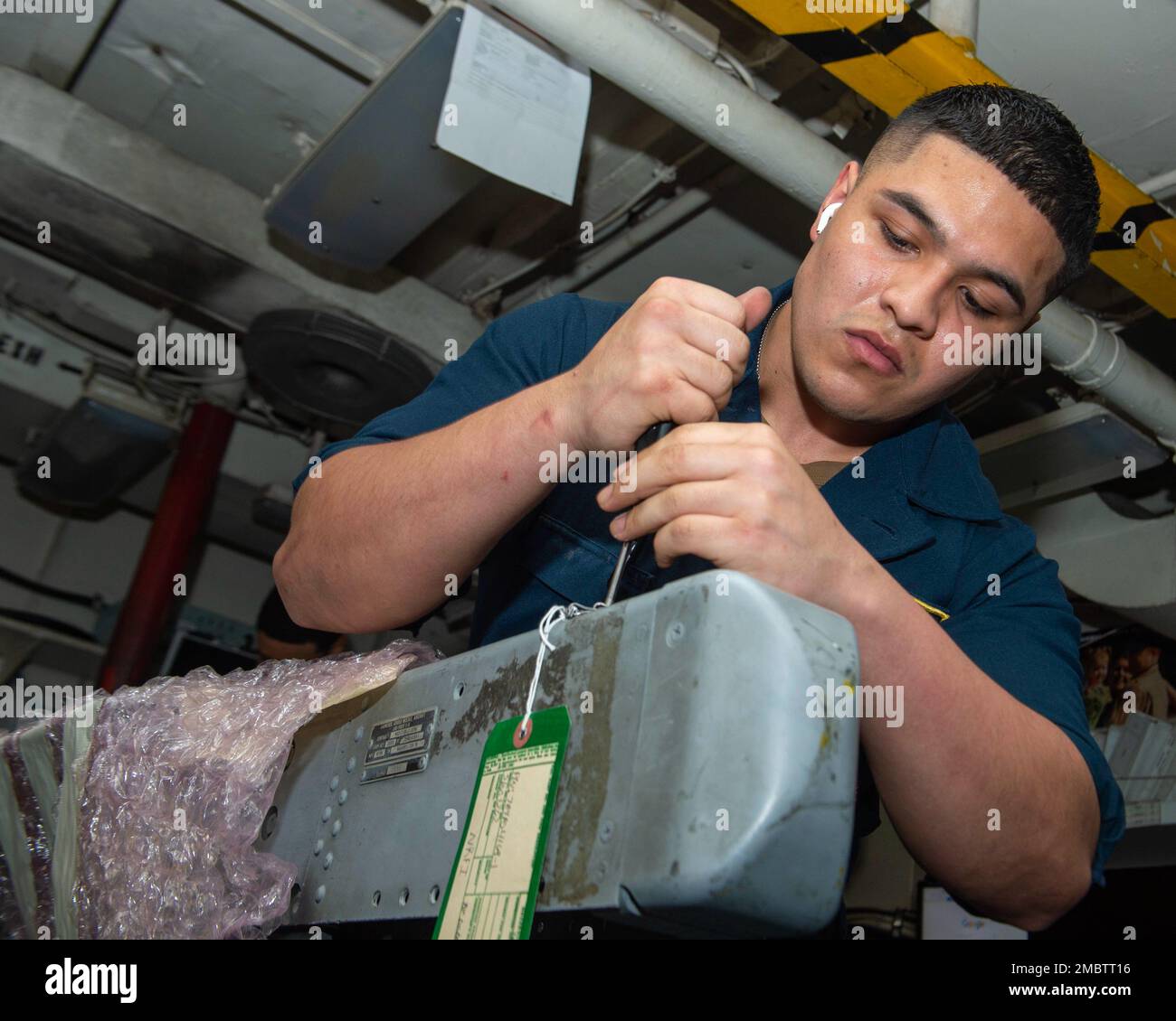 220622-N-NX635-1032 PACIFIC OCEAN (June 21, 2022) Aviation Ordnanceman ...