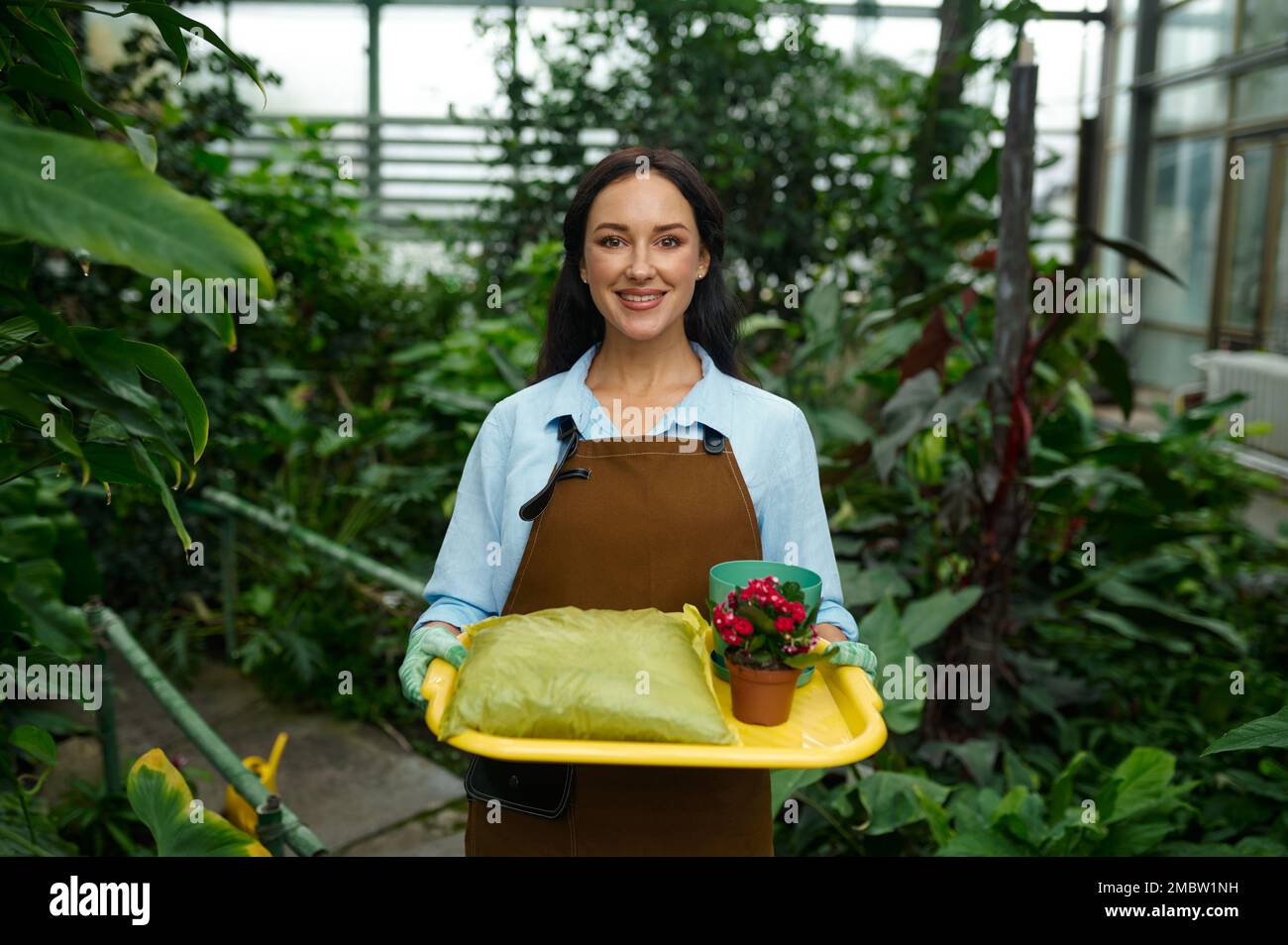 Female florist in uniform hi-res stock photography and images - Alamy