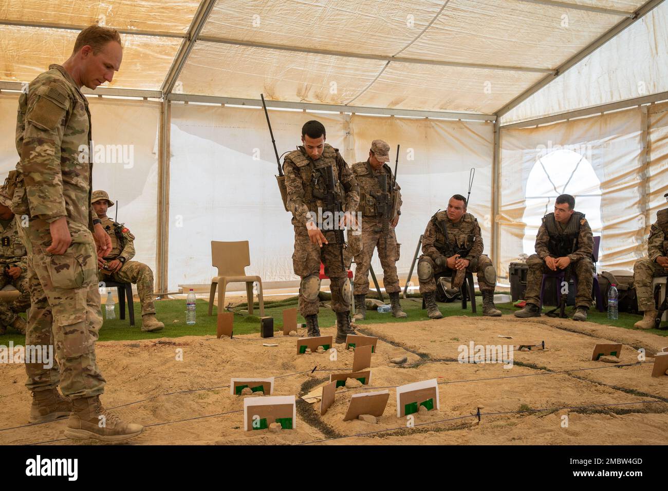 Soldiers of the Tunisian Army Special Forces Brigade conduct a ...