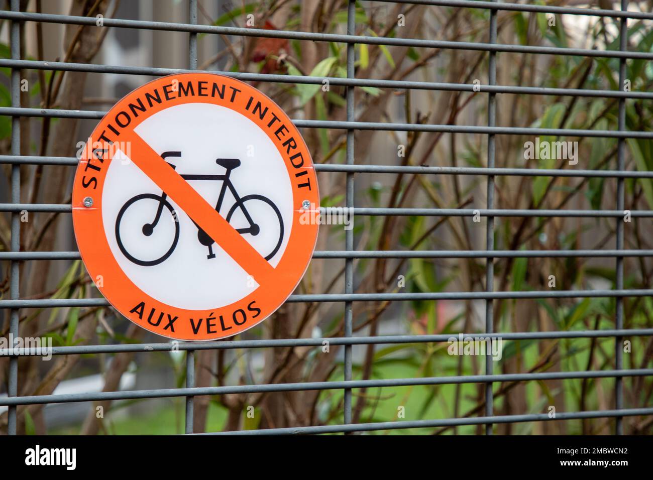 Stationnement interdit aux velos hi-res stock photography and images ...