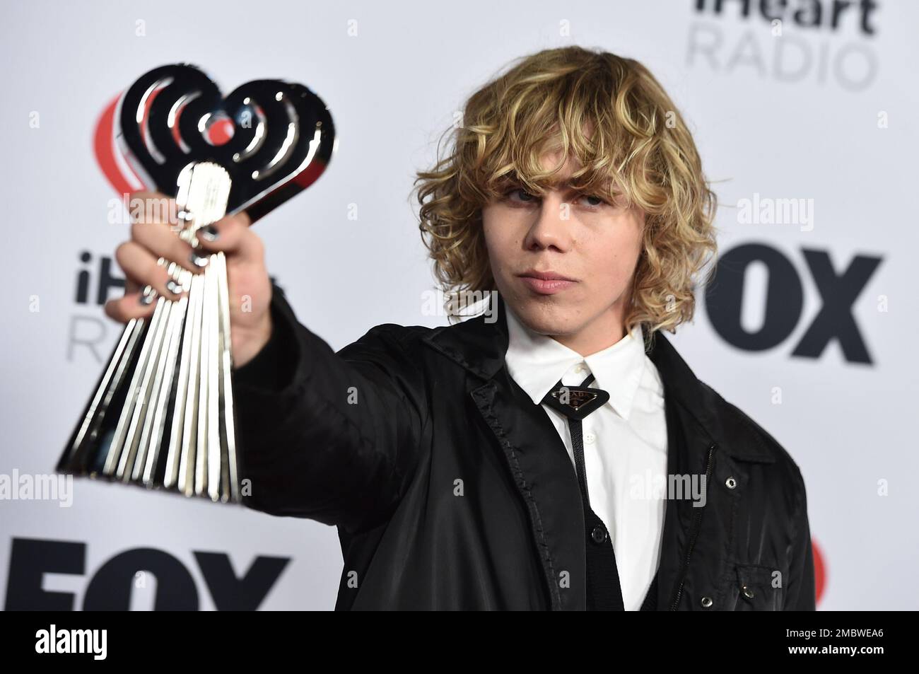 The Kid LAROI poses in the press room with the award for for best ...