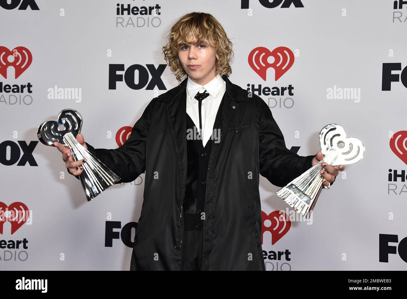 The Kid LAROI poses in the press room with the award for for best ...