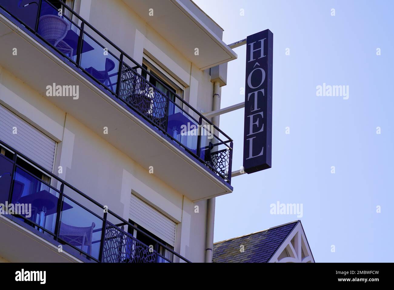 hotel text on the facade and the balcony of the hotel building Stock ...