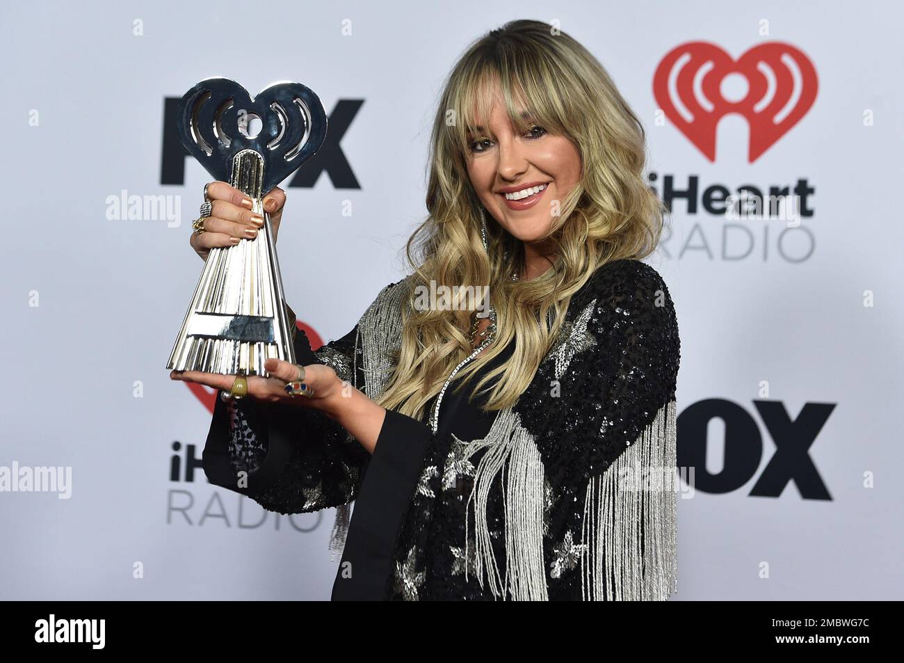 Lainey Wilson Poses In The Press Room With The Award For Best New