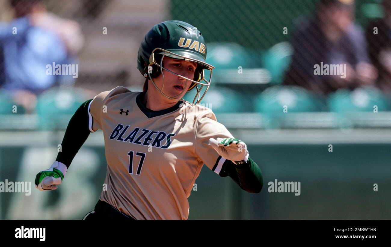 UAB first baseman Lilly Crowe (17) runs to first during an NCAA ...