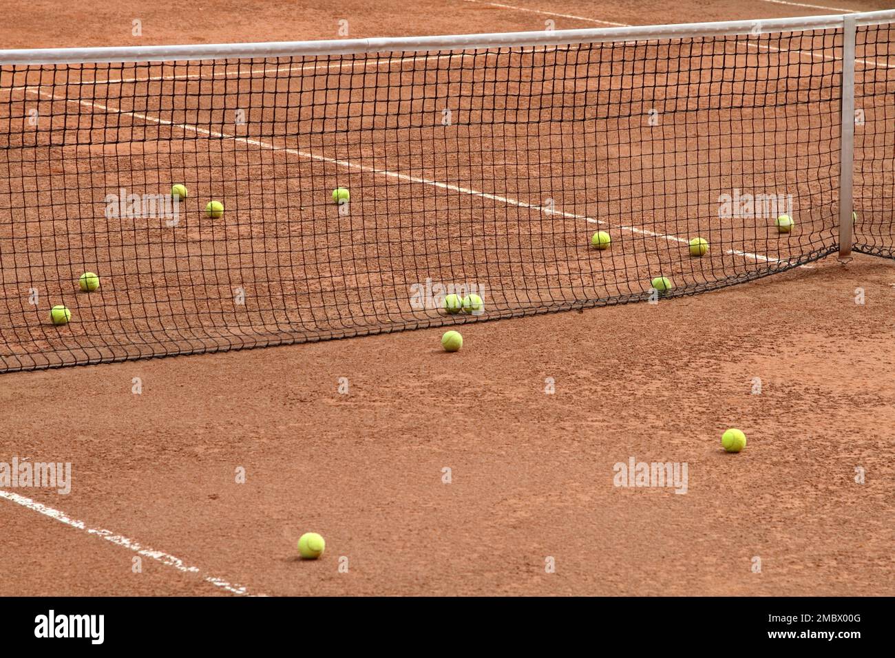 Background red clay tennis court hi-res stock photography and images ...