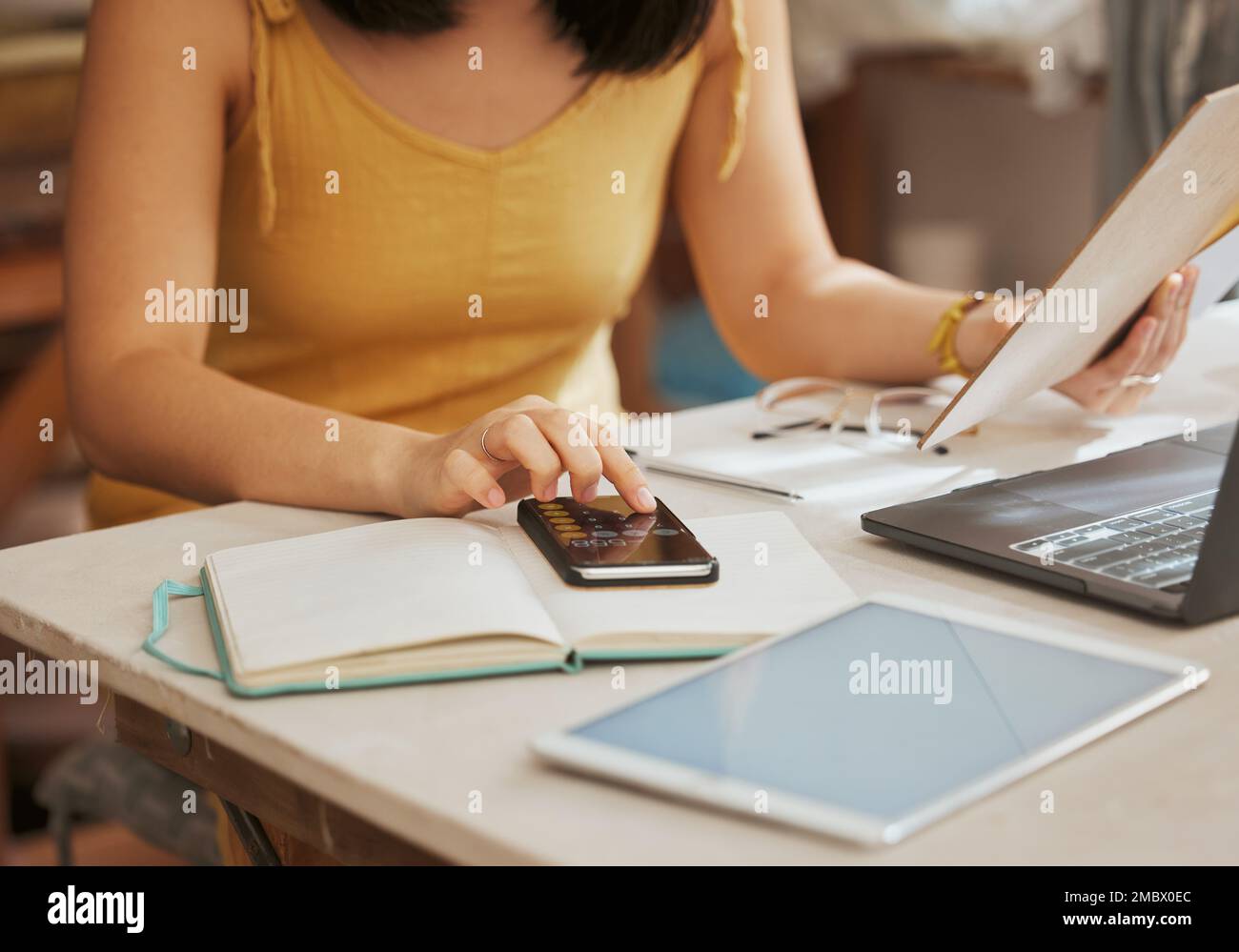 Hands computer hi-res stock photography and images - Alamy