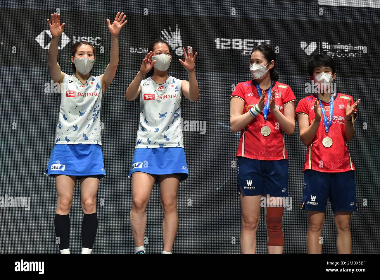 First place winner Nami Matsuyama, second left, and Chiharu Shida, left ...