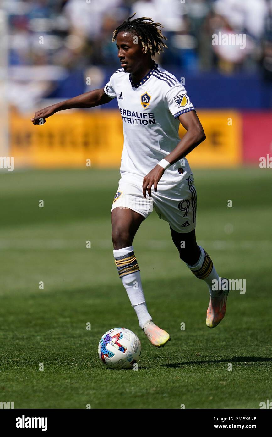 Los Angeles Galaxy forward Kévin Cabral (9) controls the ball during an ...