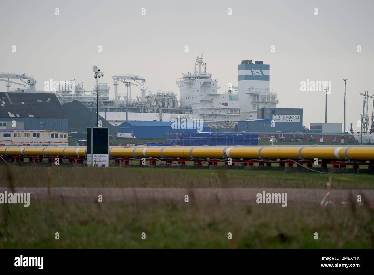 20 January 2023, Schleswig-Holstein, Brunsbüttel: The floating LNG ...