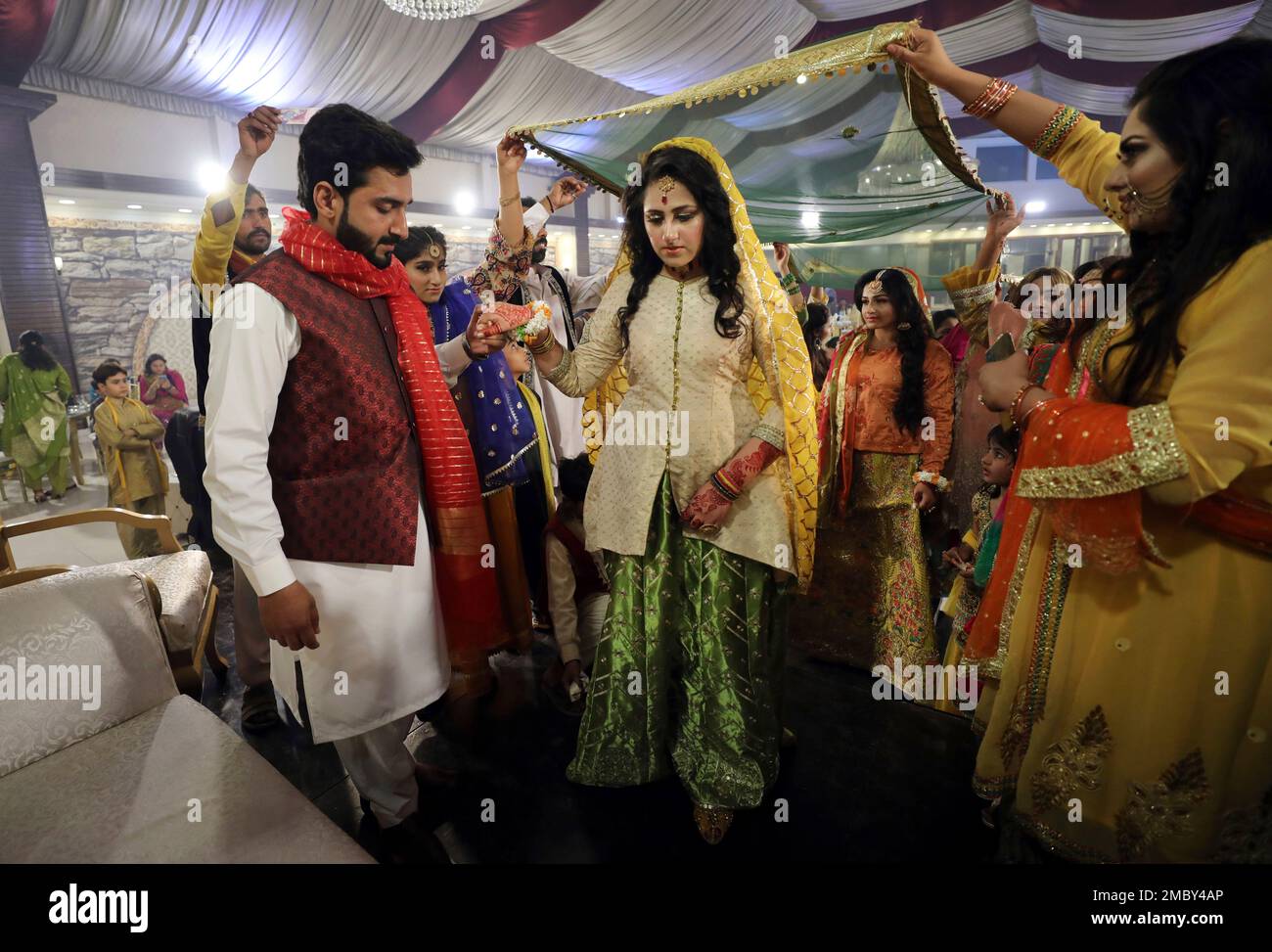 Pakistani Bride And Groom Photo Shoot 2022