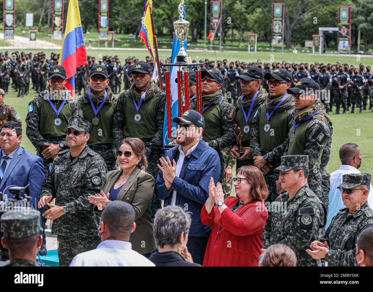 The Honduran military team holds up a Fuerzas Comando 2022 trophy ...