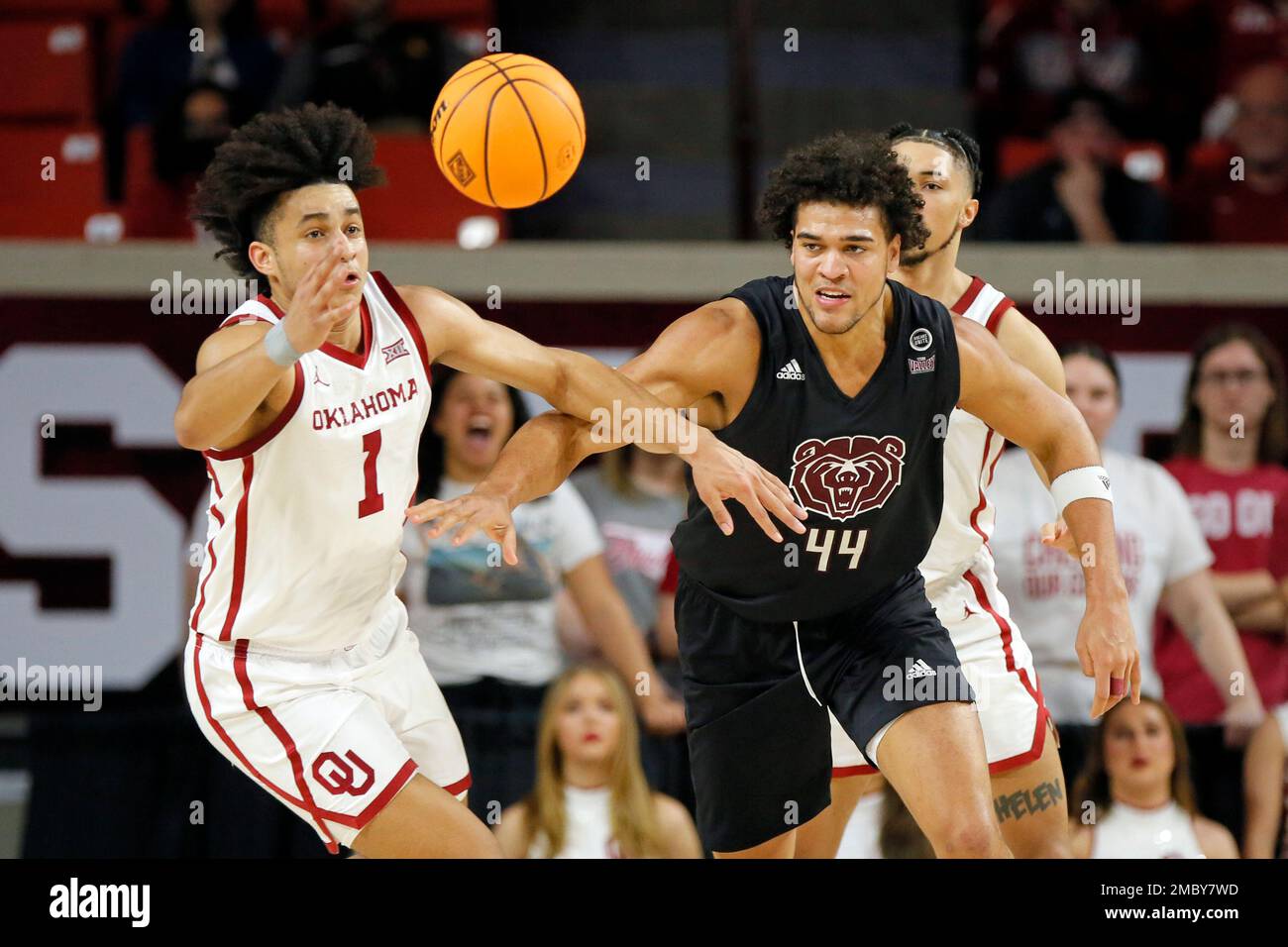 Oklahoma forward Jalen Hill (1) and Missouri State forward Gaige Prim ...