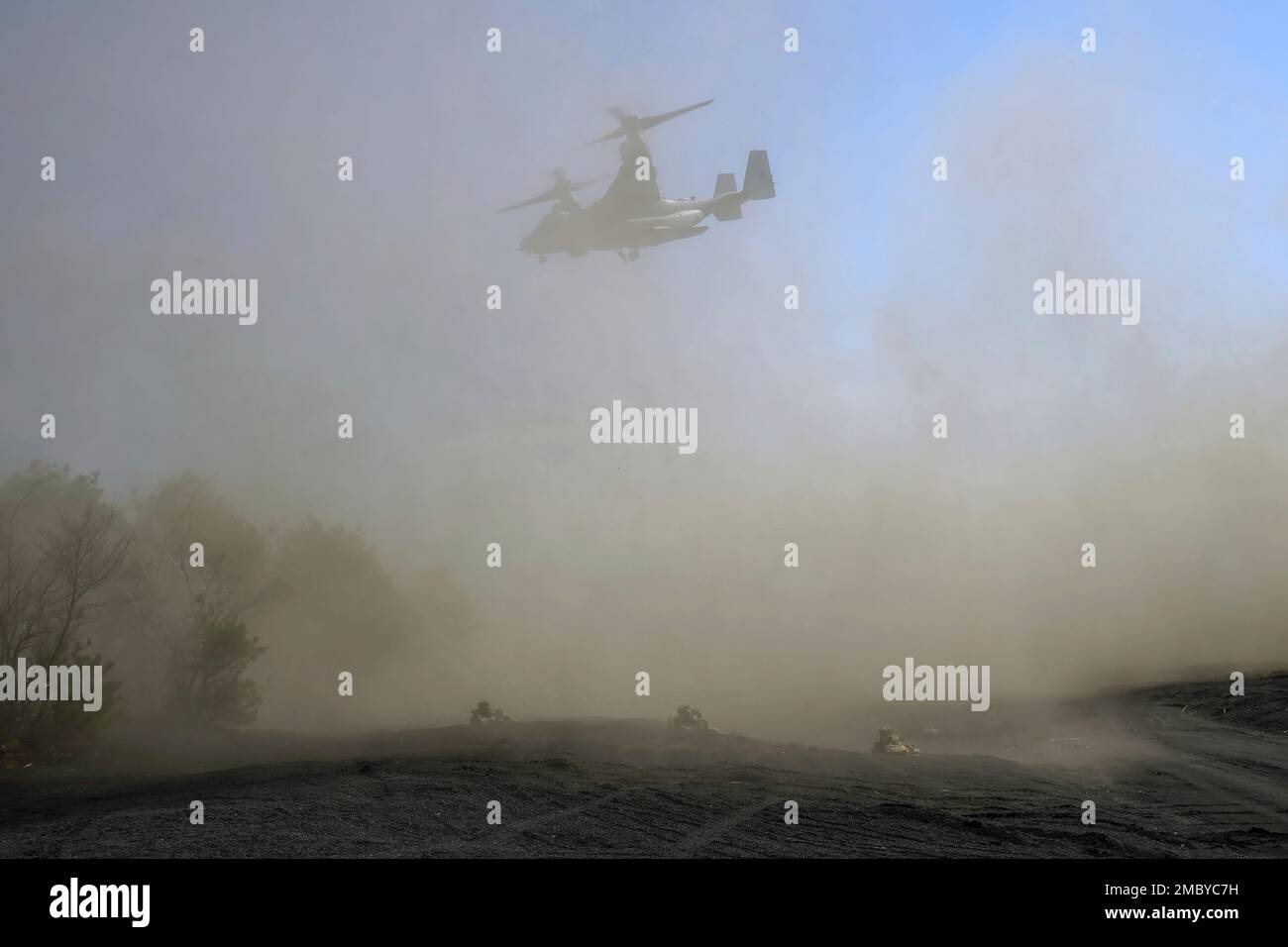 Members of the Japan Ground Self-Defense Force (JGSDF) practice ...