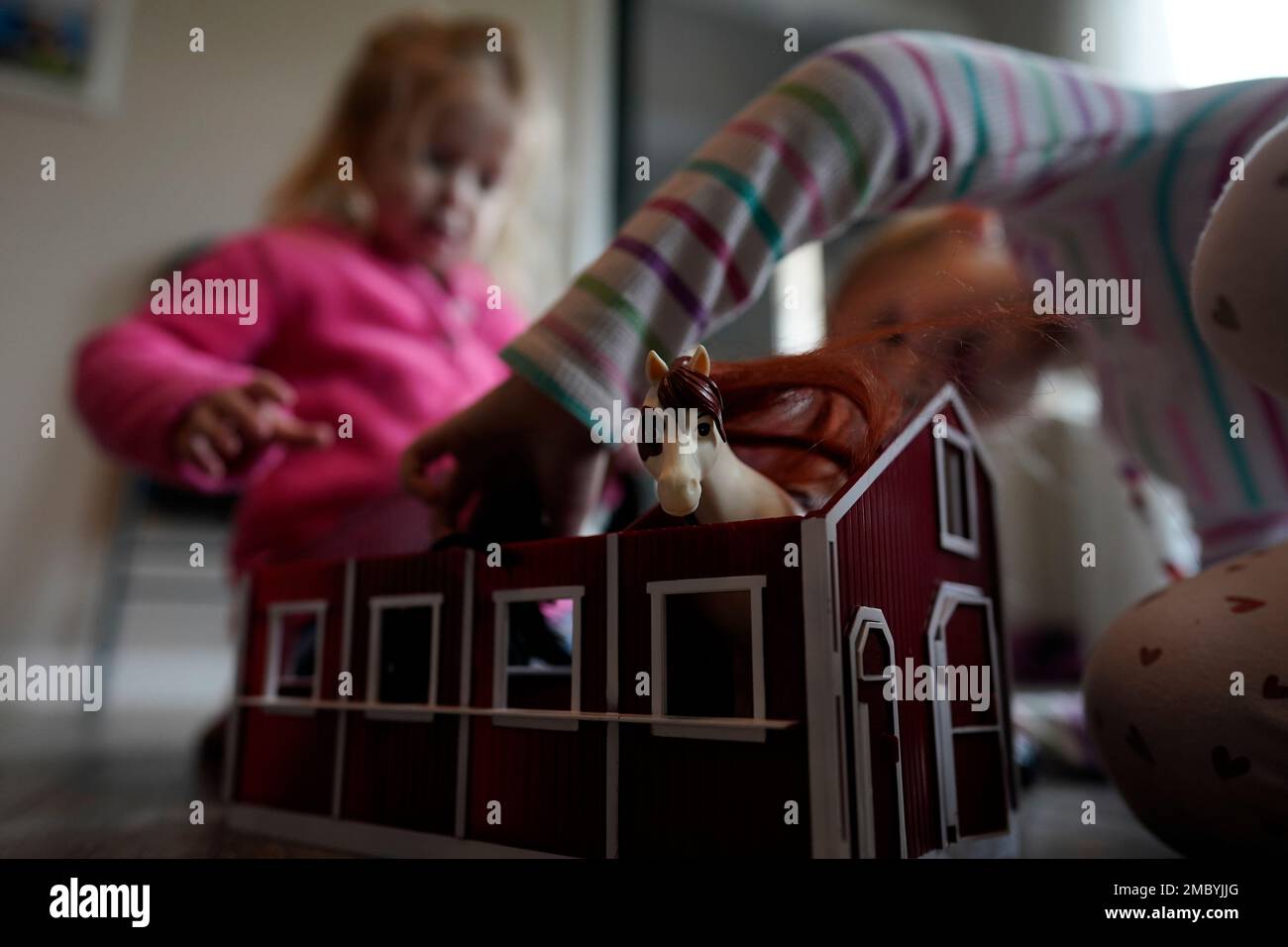 Alyssa Carpenter, 2, and her sister Audrey Carpenter, 5, play with toy ...