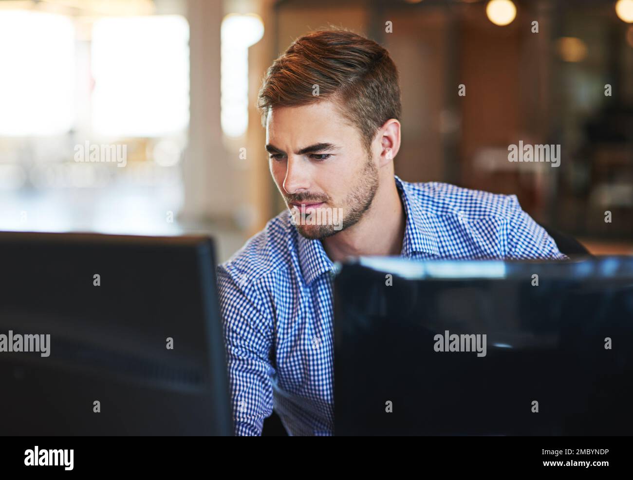 Technology worker hi-res stock photography and images - Alamy