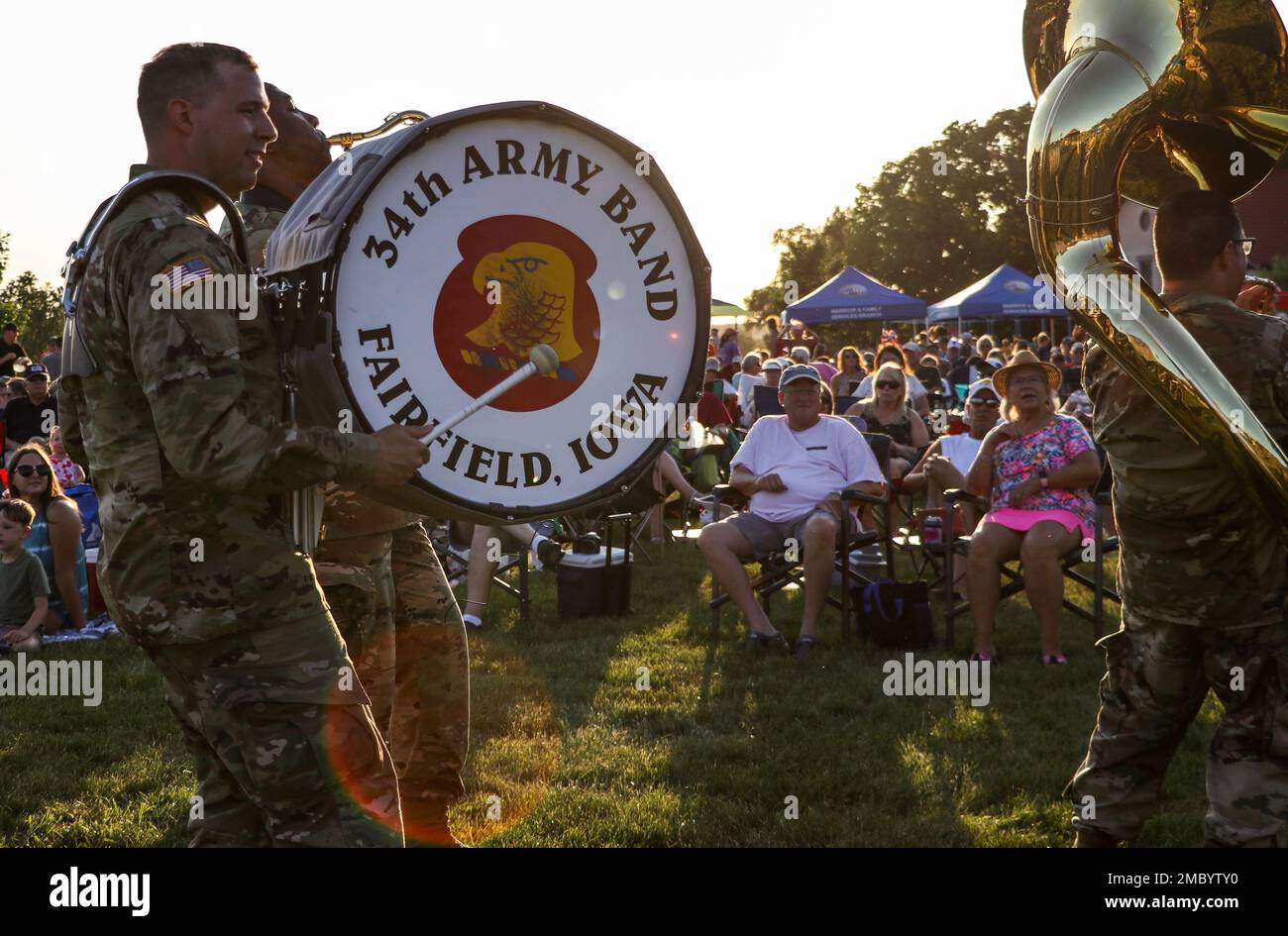 Scrap metal marching band hi-res stock photography and images - Alamy