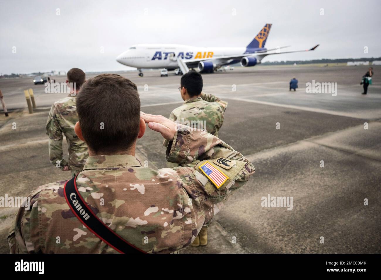Solders with the U.S. Army's 3rd Infantry Division Public Affairs ...