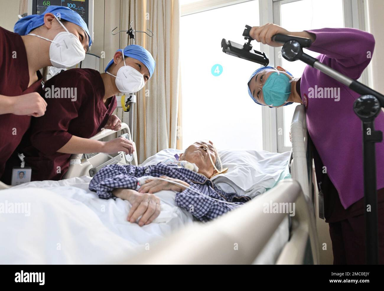 Beijing, China. 21st Jan, 2023. Nurse Wu Fan (1st R) helps family ...