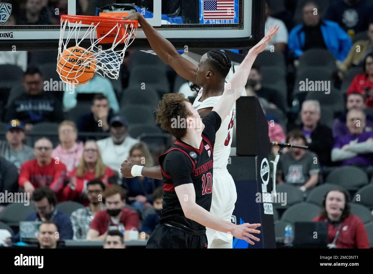 Arizona's Christian Koloko (35) dunks against Stanford's Max Murrell ...