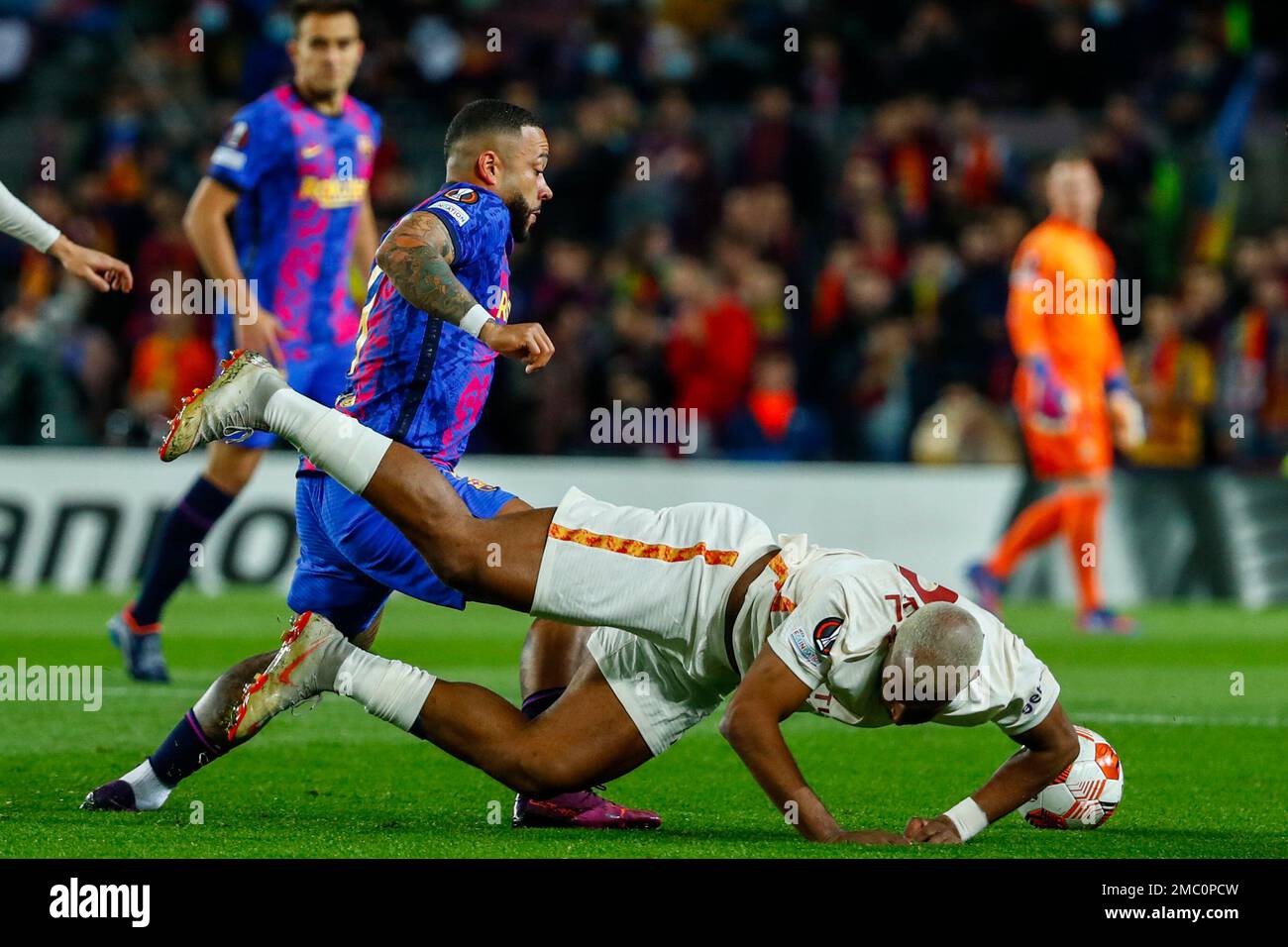 Barcelona's Memphis Depay, left, fights for the ball with Galatasaray's ...
