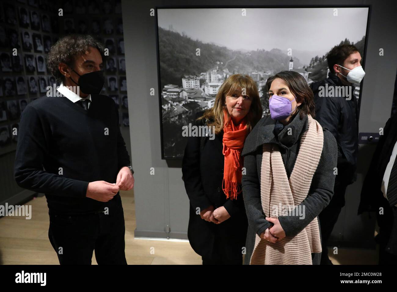 German foreign minister Annalena Baerbock, center right, talks to Tarik ...