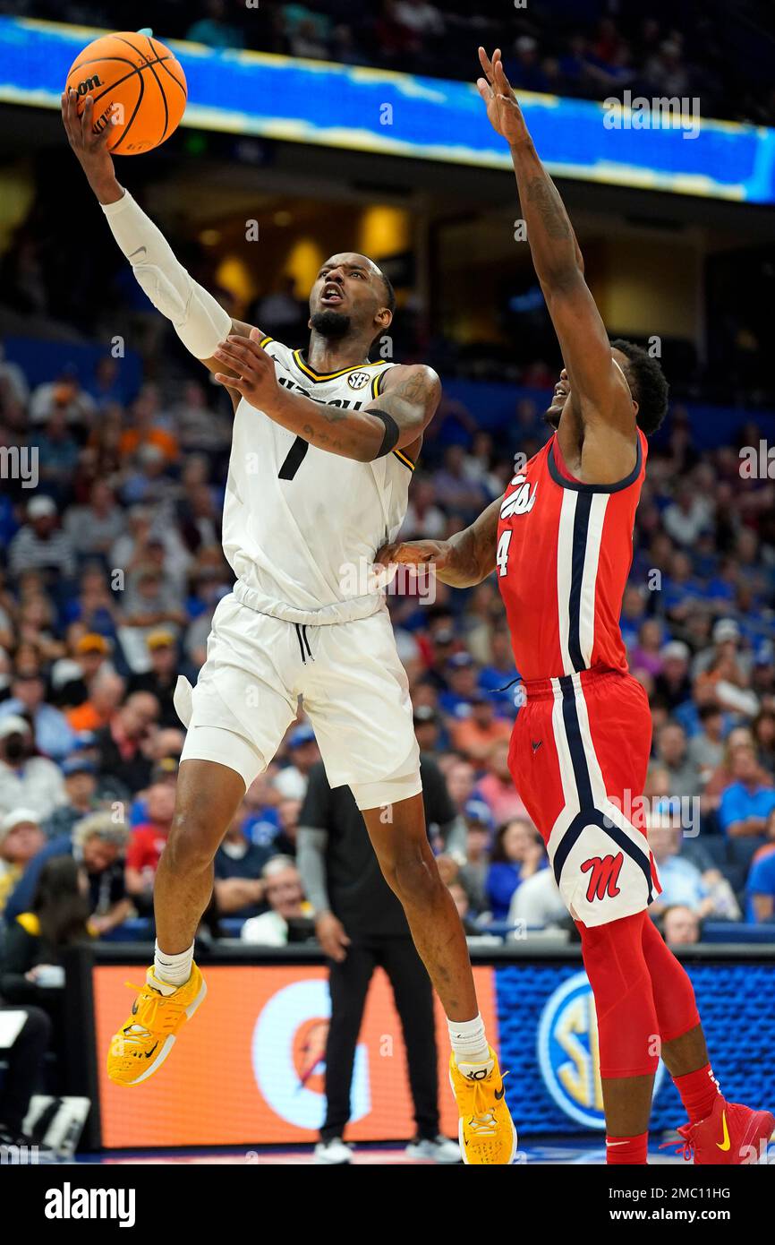 Missouri guard Amari Davis (1) shoots next to Mississippi guard Tye ...