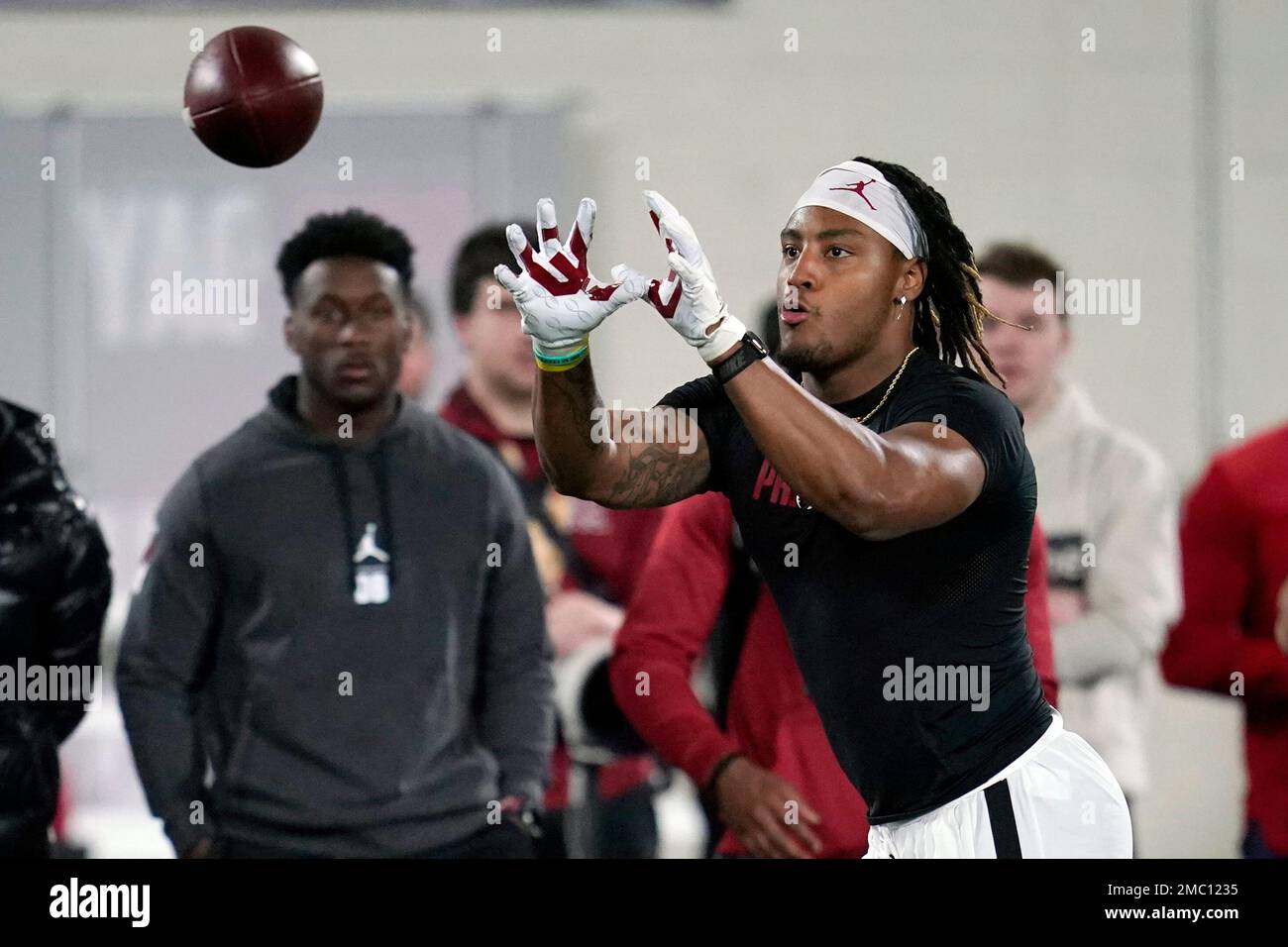 Oklahoma outside linebacker Nik Bonitto catches a pass during an NCAA ...