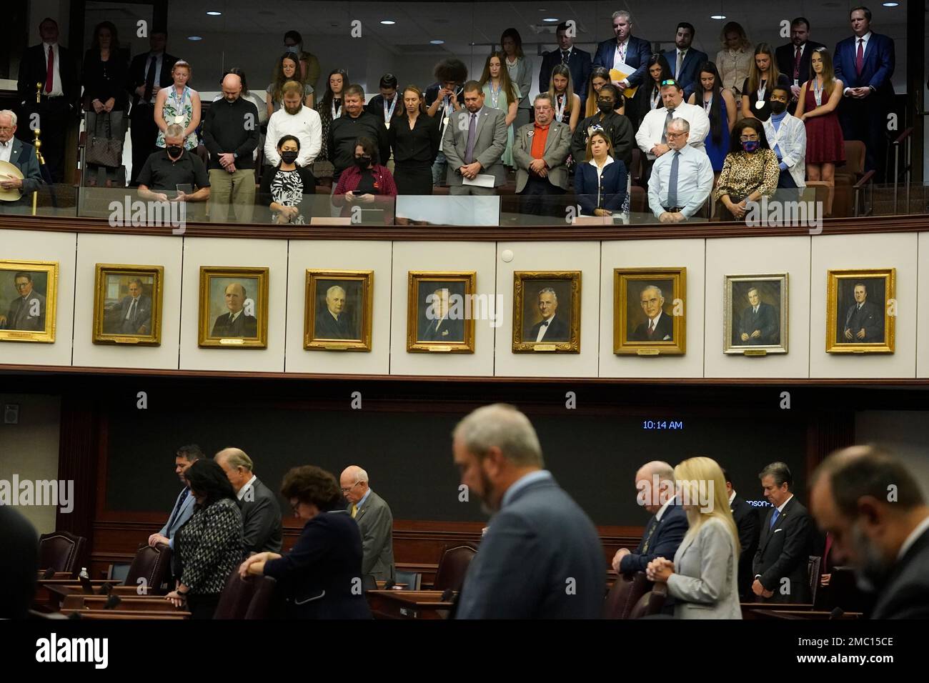 Florida Senators on the floor and visitors in the gallery bow their ...