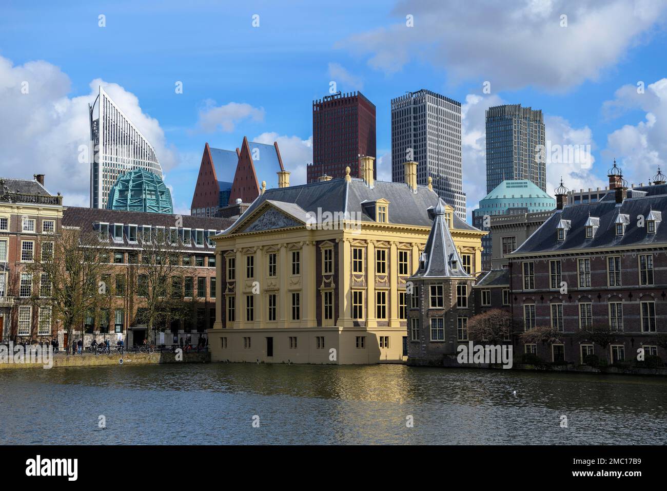 Museum Mauritshuis at the Hofvijver, Hofweiher, in the background the ...