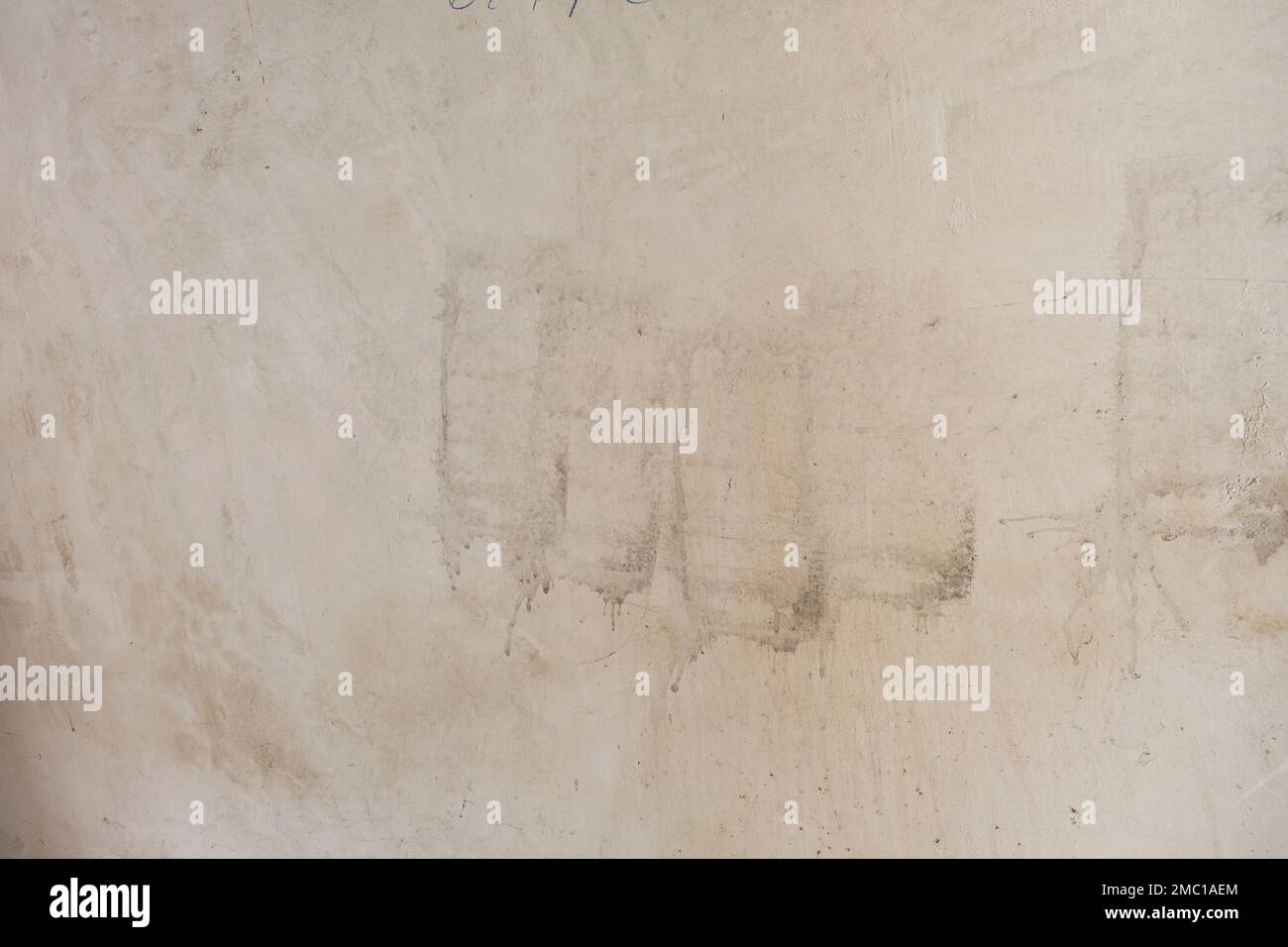 Old lime washed wall with paint roller stains, grunge background Stock ...