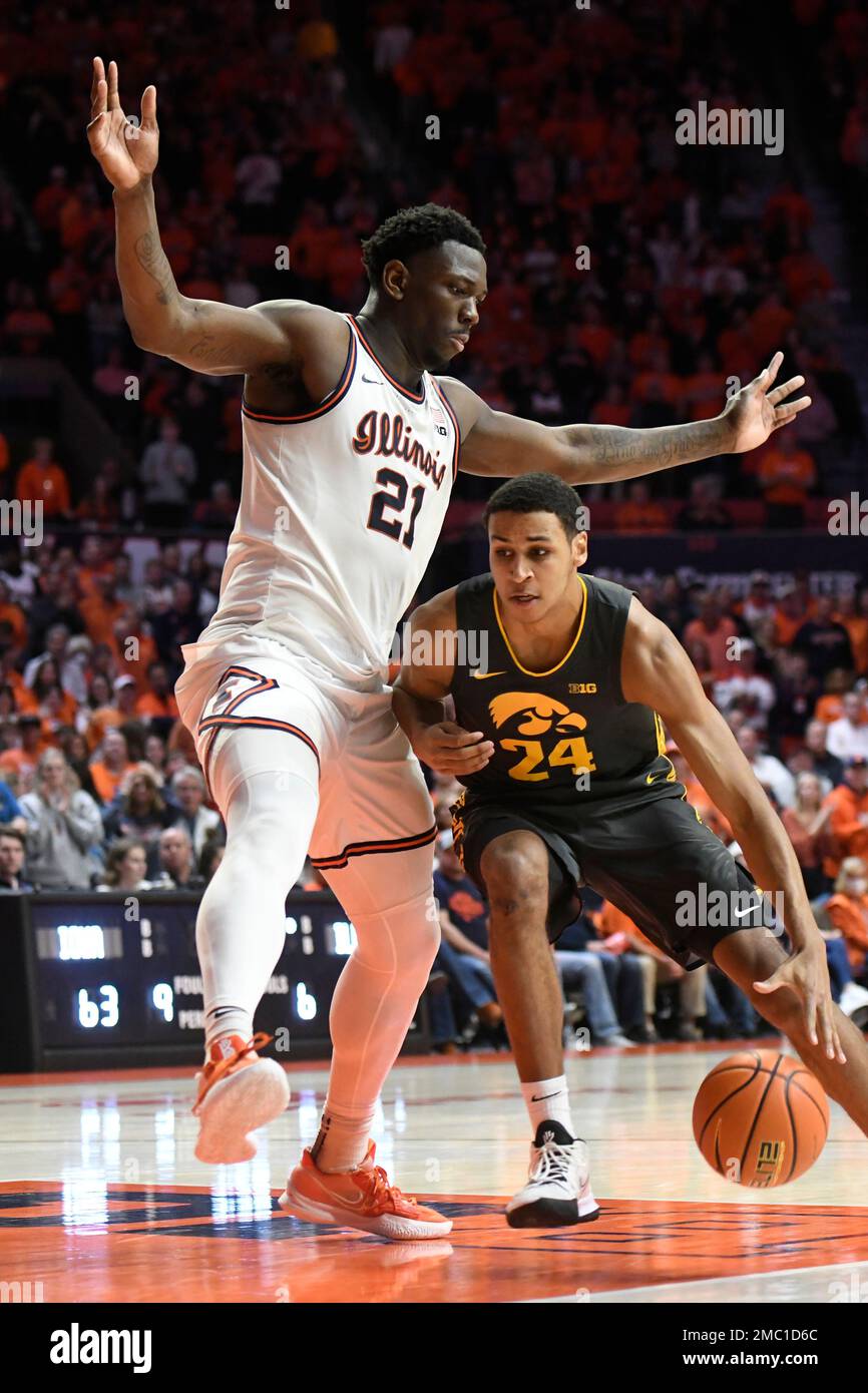 Illinois' Kofi Cockburn (21) defends as Iowa's Kris Murray works the ...
