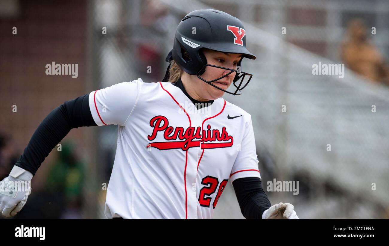 Youngstown St. infielder Megan Turner (28) runs to first base during an ...