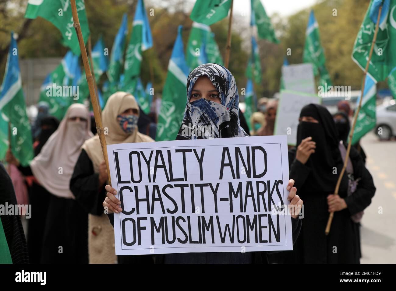 Women supporters of the Pakistani Muslim religious party Jamaat-e ...