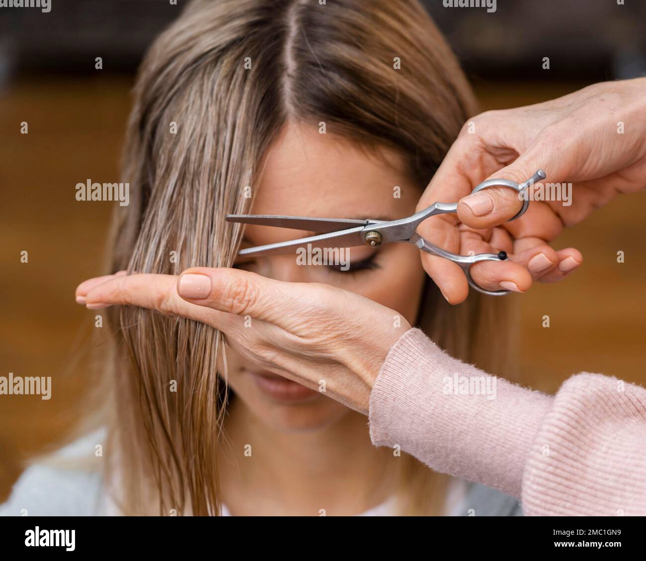 Front view woman getting haircut Stock Photo - Alamy