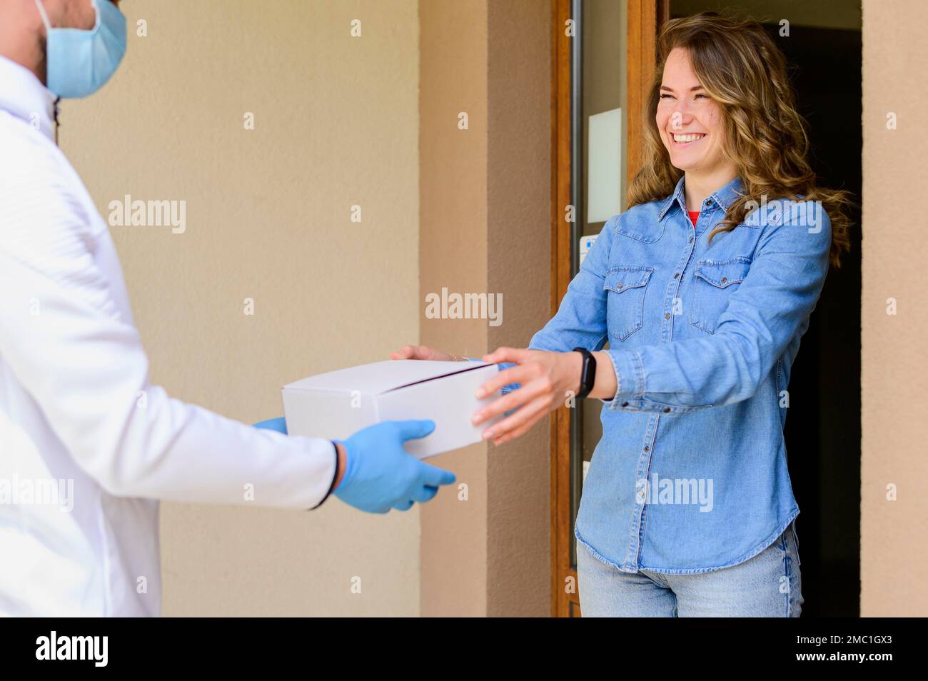 Door delivery happy black hi-res stock photography and images - Alamy