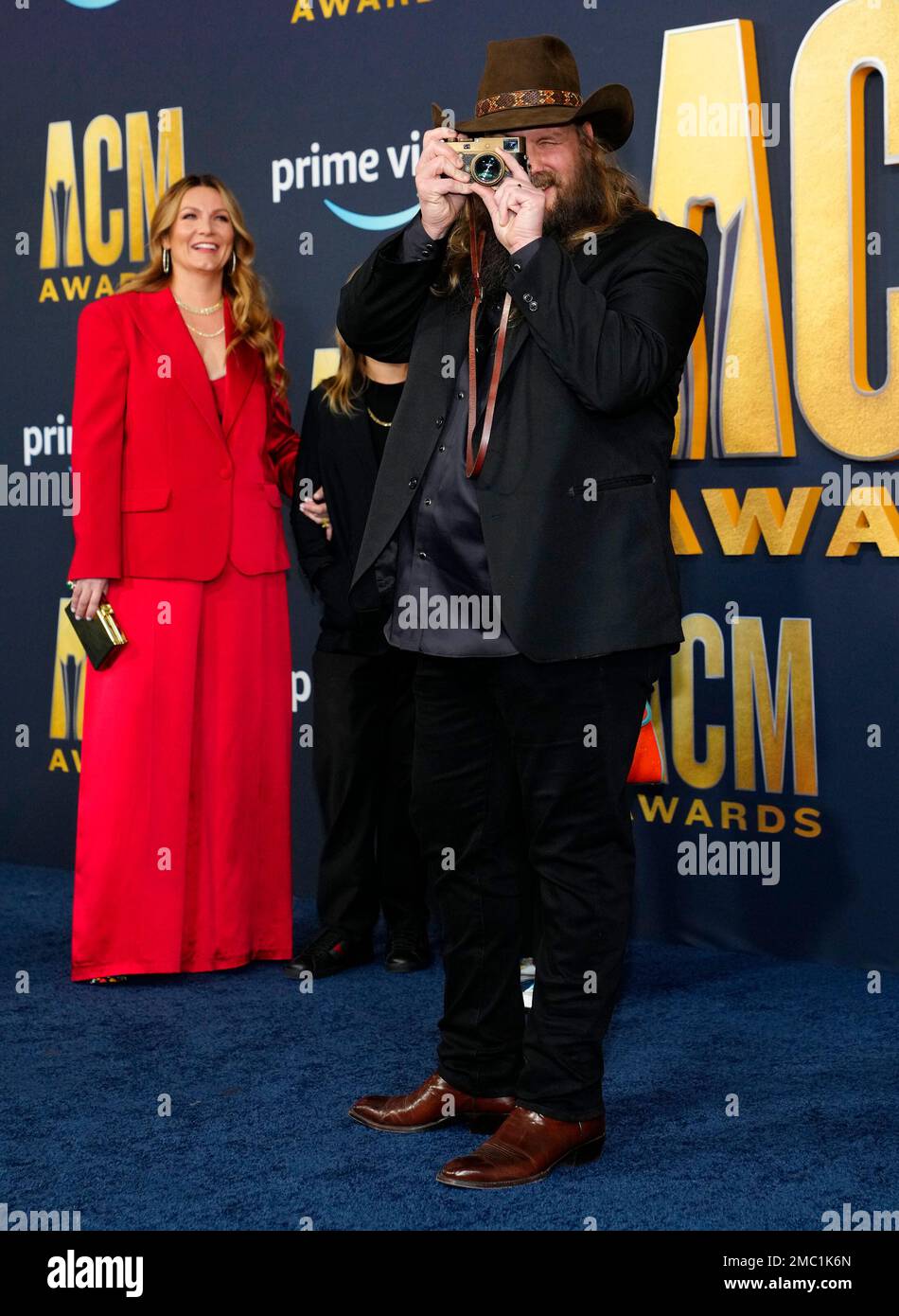 Chris Stapleton takes a picture on the red carpet as Morgane Stapleton ...