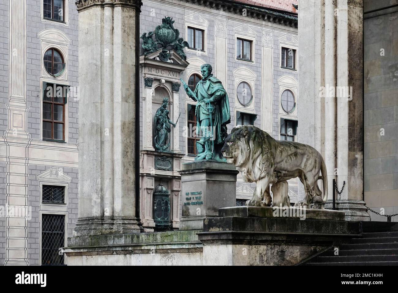 Feldherrnhalle, classical loggia at Odeonsplatz, bronze statue of Count ...
