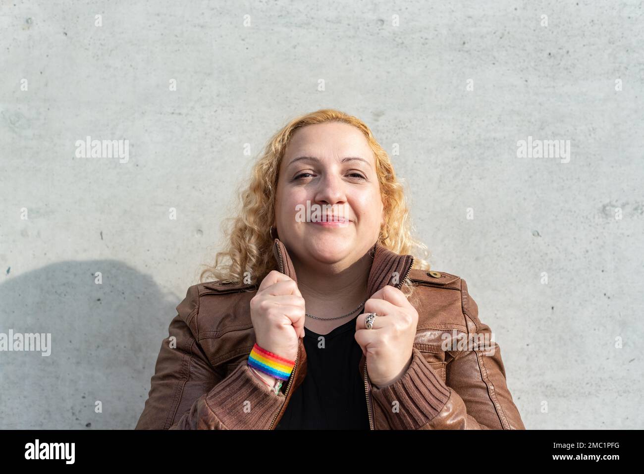 LGBT-Frau, die ein LGBTQ-Regenbogenarmband traegt, Konzept des ...