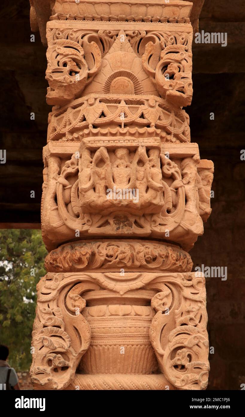 Flower pot design and jeweller Sculptures in the Pillar, Qutab Minar ...