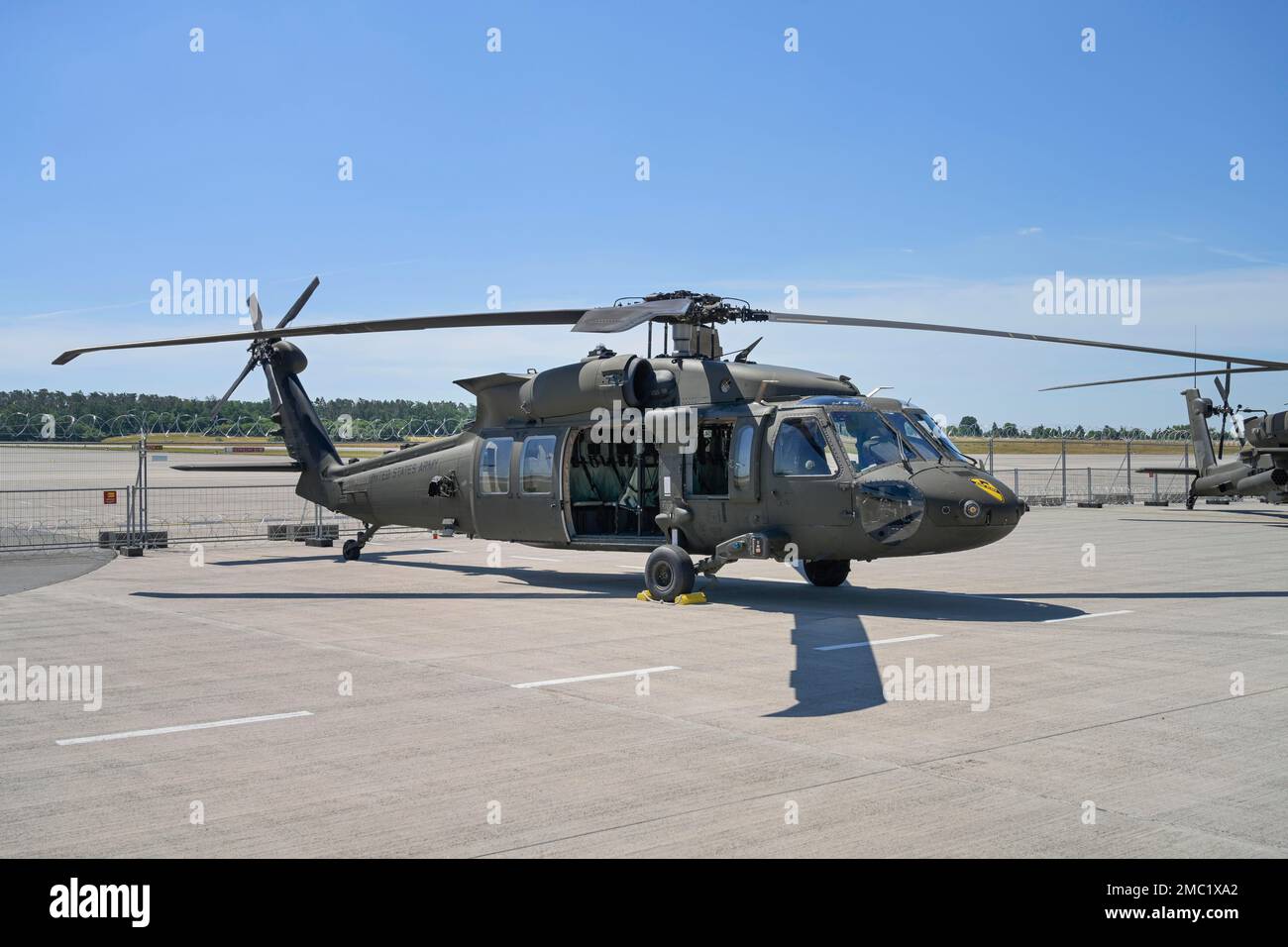Sikorsky uh 60 black hawk helicopter hi-res stock photography and ...