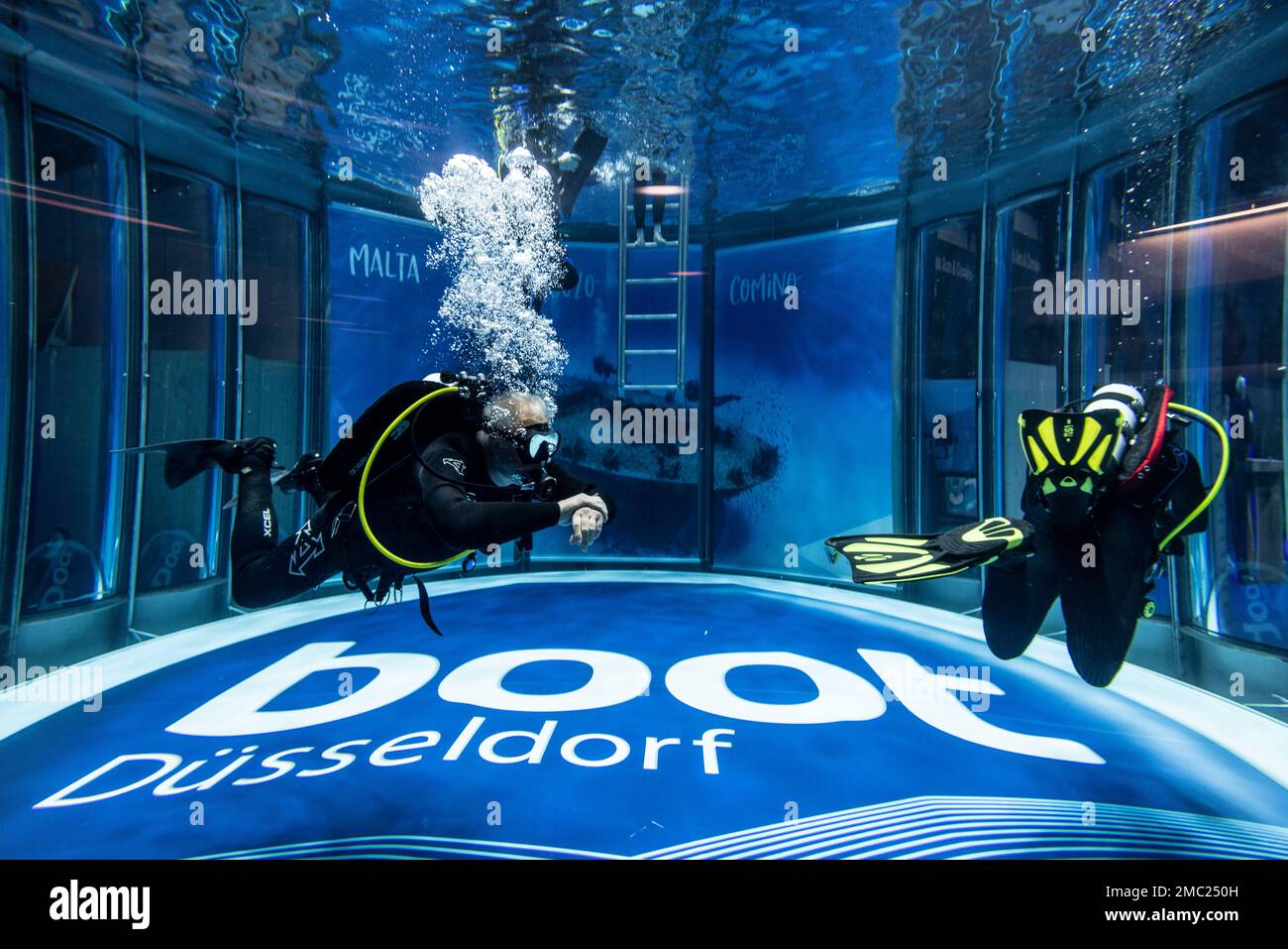 Duesseldorf, Germany. 21st Jan, 2023. Divers do their rounds in an ...
