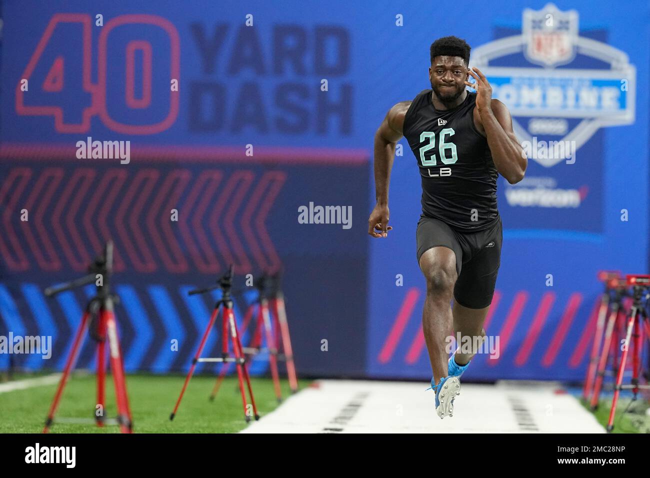 Florida linebacker Jeremiah Moon runs the 40-yard dash during the NFL ...