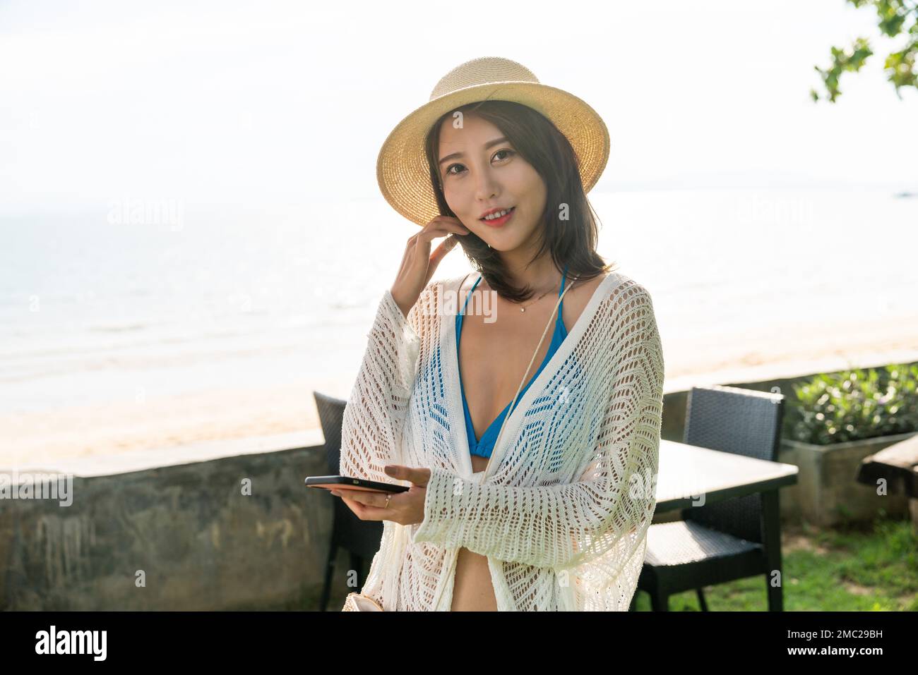 Woman foreign beach mobile phone hi-res stock photography and images ...